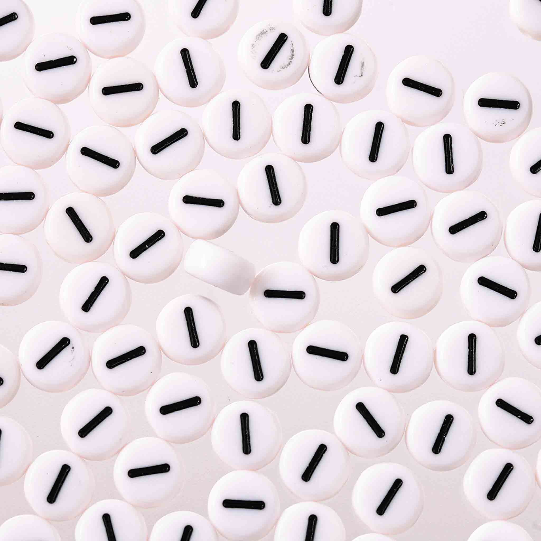 【楽天市場】【本日まとめ買い割引クーポン発行中】 アルファベット ビーズ I ホワイト 丸 7mm 500個 母音 バラ売り アクセサリー ...