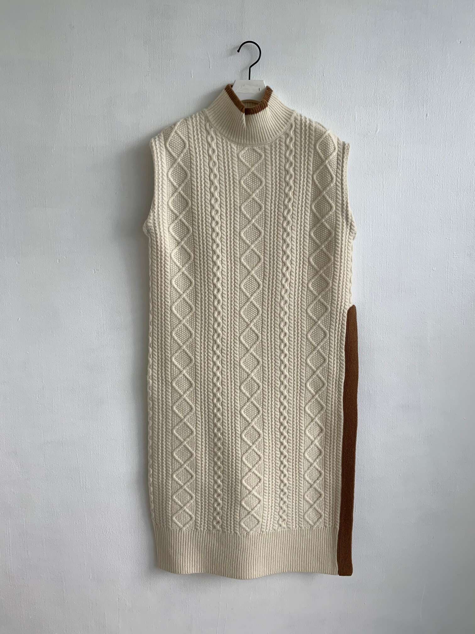 【楽天市場】【SALT+】 ケーブルニットロングジレ ソルトプラスジャパン Knit ノースリーブ ハイネック ベスト ノースリーブ スリット ...