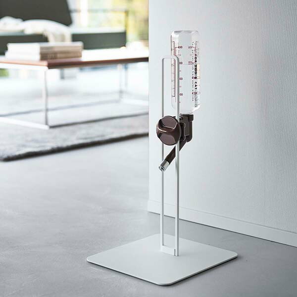 【楽天市場】【お取り寄せ】山崎実業 tower ペット用ボトル給水器スタンド ホワイト/ブラック：KOZLIFE コズライフ