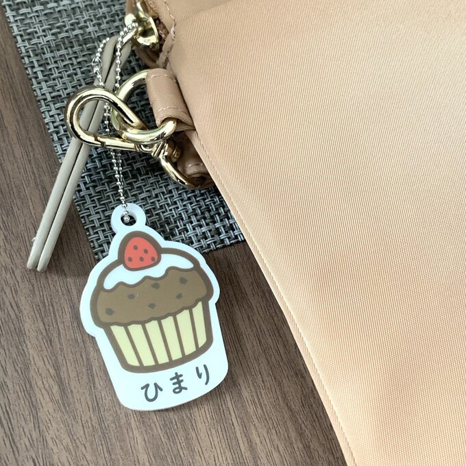 【楽天市場】【送料無料】名入れカップケーキチョコ キーホルダー ケーキカップ かわいい 名入れ印字 ポップ ハンドメイド：レアレアクオリティデザイン