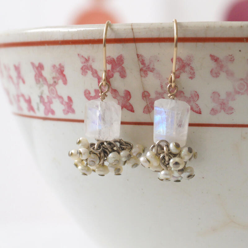 【楽天市場】7amulet 14KGF レインボームーンストーンとつぶつぶパールのピアス LUVRI ラブリ：ラブリ