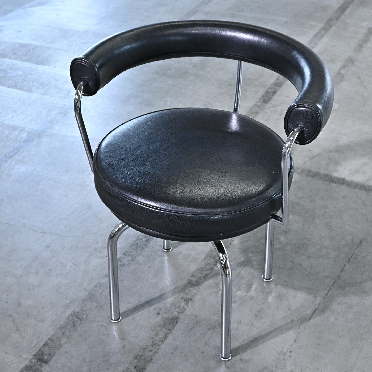 【楽天市場】名作 Cassina 76万「LC7」スウィベルチェア ル・コルビュジェ 本革 アーム ラウンド 椅子 Le Corbusier ...