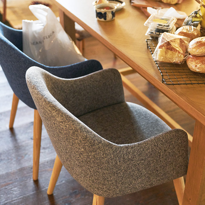 【楽天市場】木製ダイニングチェア 椅子 無垢材 肘付き 肘掛け アームレスト 低め ロースタイル ファブリック 布張り ソフトレザー レトロモダン 北欧ナチュラル シンプル ヴィンテージ風 ...