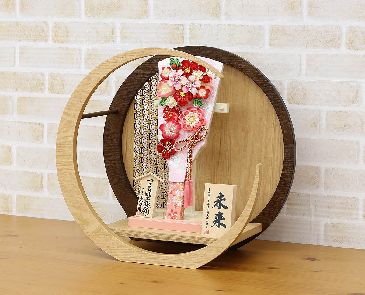 【楽天市場】羽子板 初正月 久月 つまみ細工 羽子板 桃赤花 透かし麻の葉模様 木製 円形 三日月形飾り台 (大) HGQ-Q03-H17 人形の久月 押絵羽子板 ミニ羽子板 久月作 初節句 ...