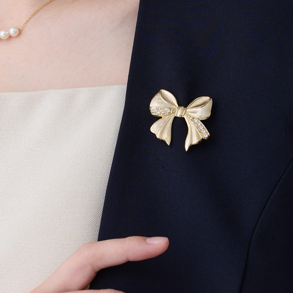 【楽天市場】5%OFFクーポンブローチ 日本製 K18GP リボン モチーフ ピン 上品 ママスーツ スーツコーデ 30代 40代 50代 60代 母の日 敬老の日 結婚式 入学式 卒業式 ...