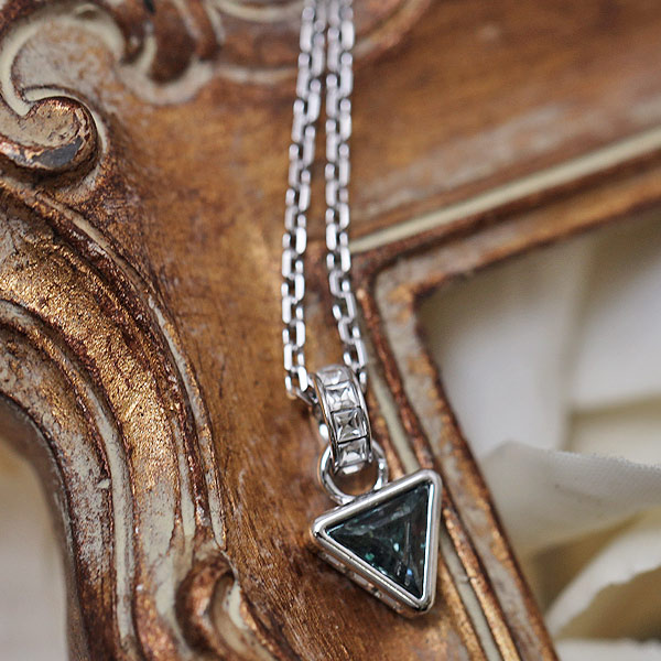 【楽天市場】スワロフスキー SWAROVSKI スティラ Stilla トライアングルカット ペンダント ネックレス アクセサリー シルバー× ...