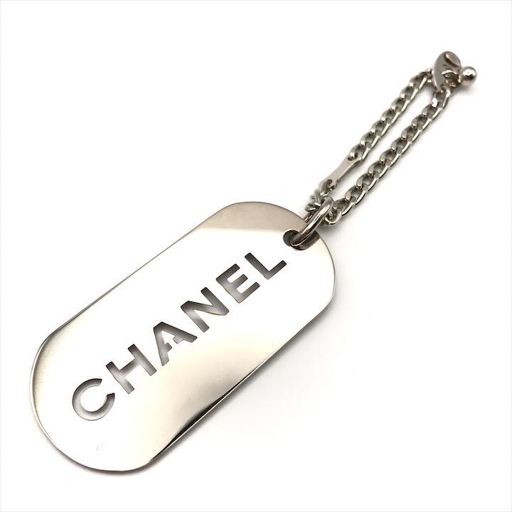 【楽天市場】【中古】美品 CHANEL シャネル ロゴ プレート キーホルダー チャーム シルバー a4123：BEGINSELL