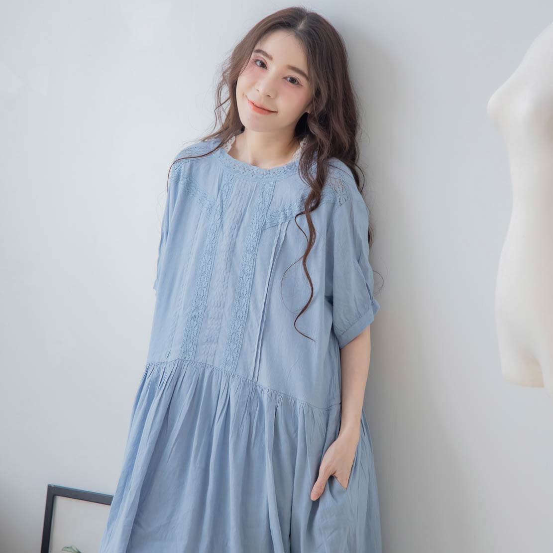 【楽天市場】ワンピース「青の静寂がもたらす落ち着き、優雅な刺繍とリネンの心地よさ」胸元と襟の刺繍レースがクラシカルな品格を添え、肩のシースルー刺繍が涼感を演出、通気性に優れた快適な着心地の薄手 ...