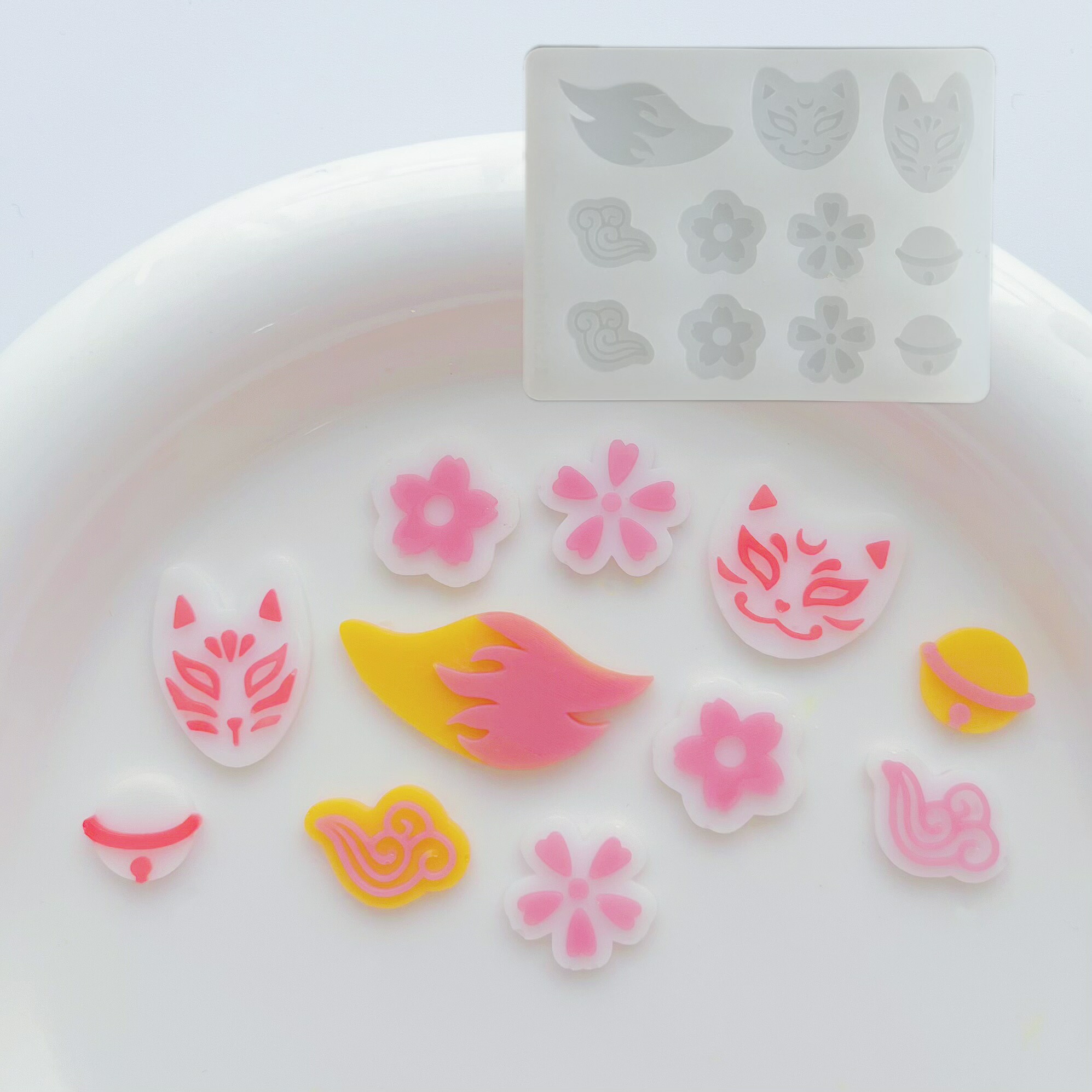 【楽天市場】【シリコンモールド C0252】狐面 和風 桜 風模様 すず 唐草雲 狐のしっぽ 和柄 縁起物 御守り シリコンモールド レジン ...