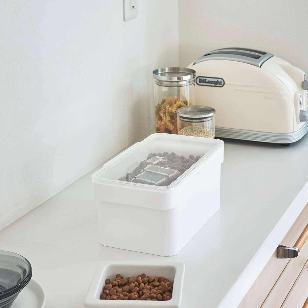 【楽天市場】密閉ペットフードストッカー tower タワー 1.5kg 計量カップ付 ホワイト 5609 山崎実業 YAMAZAKI：NASLUCK DIRECT