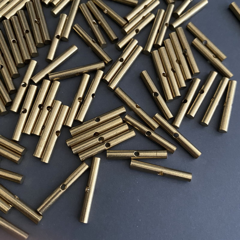 【楽天市場】[ 4pcs ] 真鍮 デザインパーツ 20mm シリンダー 穴あき 円柱 パイプ スティック ブラス チャーム メタル パーツ ...