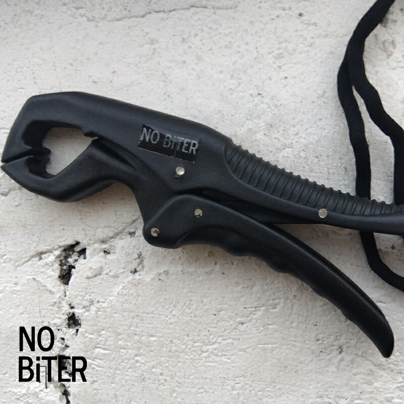 【楽天市場】NOBiTER ノーバイター フィッシュグリップ 釣り フィッシング ストラップ付 プラスティック 16cm 小中型魚用 ブラック ...
