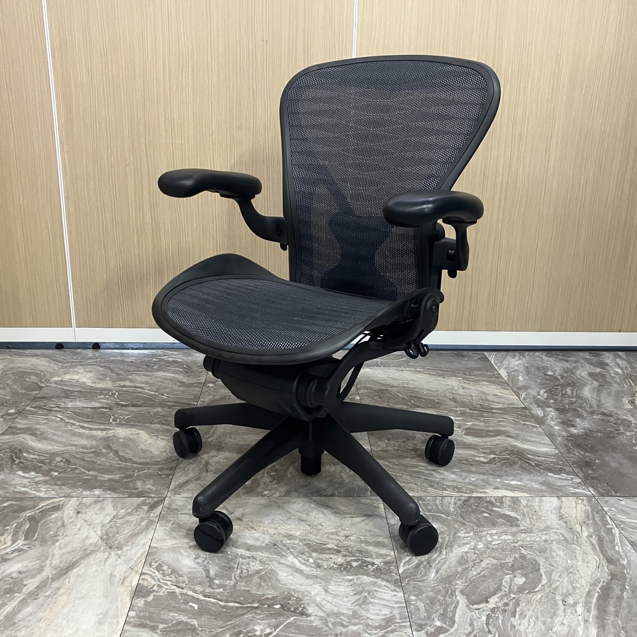 【楽天市場】【中古】ハーマンミラー HermanMiller アーロンチェア AE113AWB 肘付き メッシュ ハイバックチェア ポスチャー ...