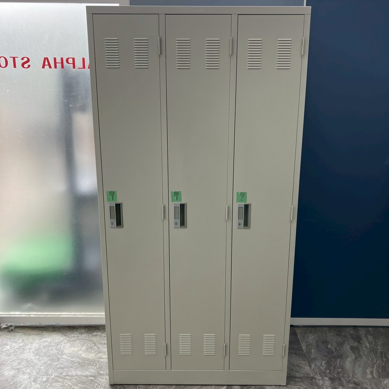 【楽天市場】【中古】ナイキ NAIKI 3人用ロッカー LK3J 収納家具 オフィス家具 ニューグレー W900 / D515 / H1790：オフィス家具 アクティブキュー