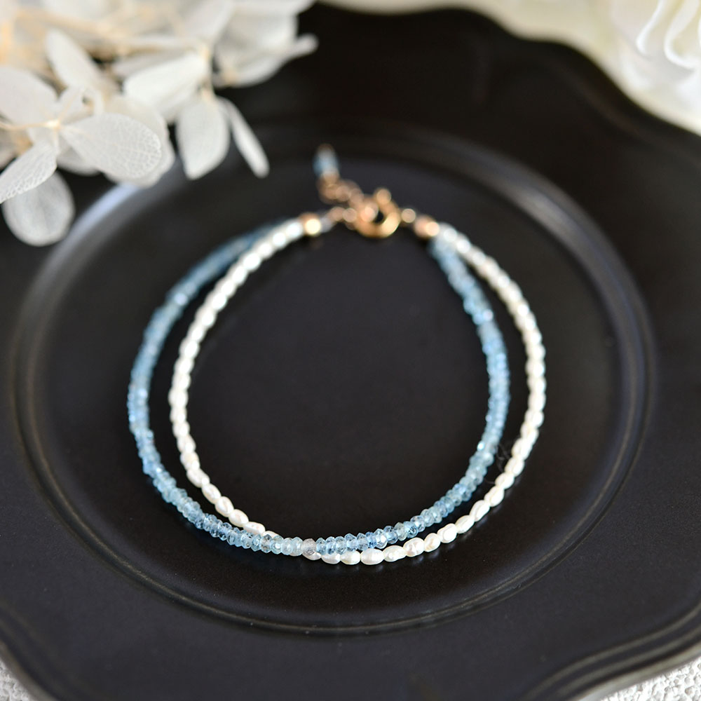 【楽天市場】幸福に満ちる、平穏、勇気、聡明を象徴する天使の石 オリジナル アクアマリンとプチパールの2連ブレスレット 3月 6月誕生石 パワー ...