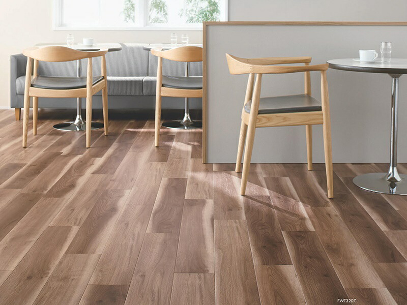 【楽天市場】木目調 フロアタイル 東リ ロイヤルウッド ナチュラルサップオーク 品番：PWT3206,PWT3207 20枚入り(2.70m2 ...