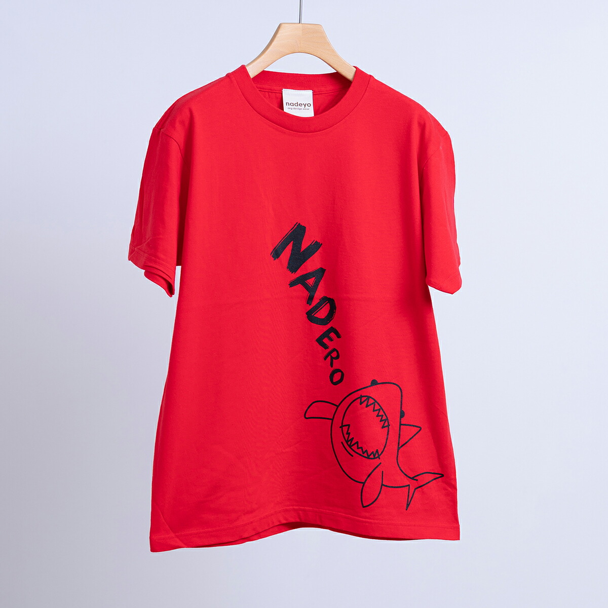 【楽天市場】【nadeyo】NADERO【レッド】サメ ツンデレ 海の生き物 水族館 アニマル ギフト ラッピング ペット かわいい 動物 ...