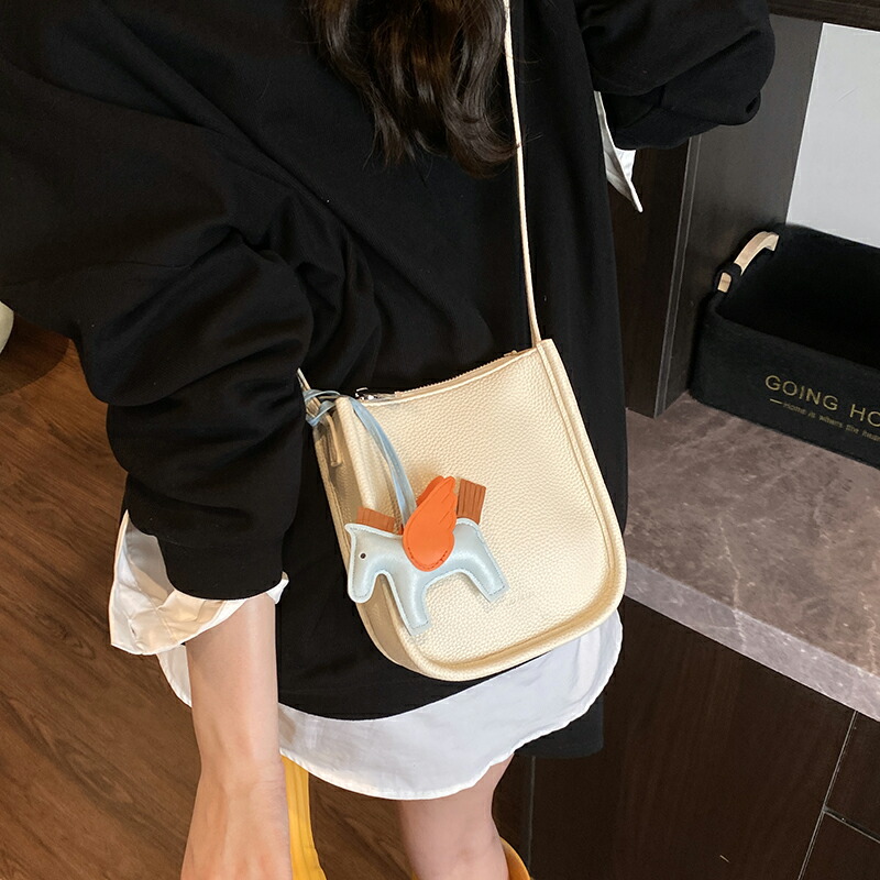 【楽天市場】斜めがけバッグ PU ショルダーバッグ レディース 斜め掛けバッグ ファッションバッグ 大容量 調節可能 カジュアル バケツバッグ ...