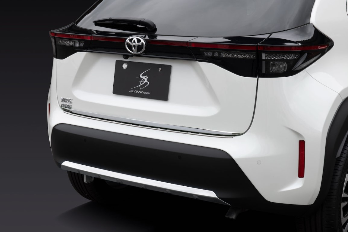 【楽天市場】シルクブレイズ ヤリスクロス MXPB10/MXPJ10/MXPB15/MXPJ15 リアゲートトリム ステンレス SB-YC-009 SilkBlaze：シンシアモール 楽天市場店