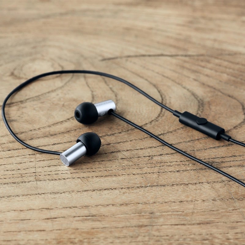 【楽天市場】final マイク＆コントローラー搭載 ダイナミック開放型カナルイヤホン E2000CS FI-E2DALCS [MATT SILVER][ラッピング可] R-LOGI ...