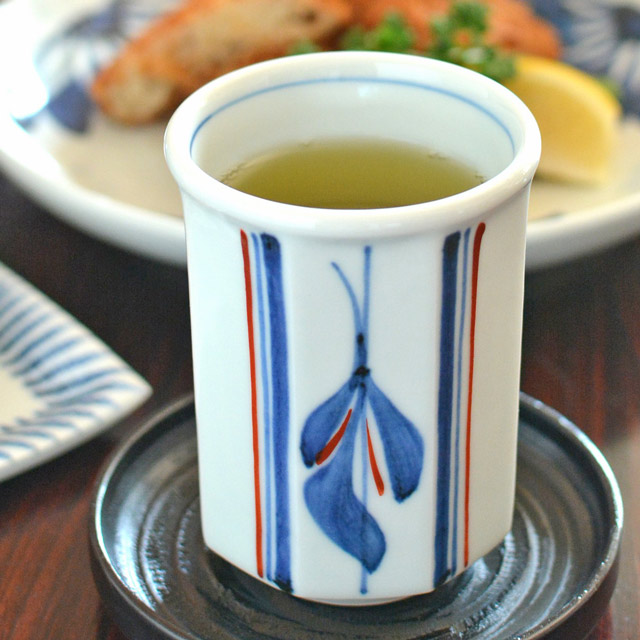 【楽天市場】【砥部焼 梅山窯】たてみつ葉の八角湯呑(中)：砥部焼の和食器 【砥部工房 唐草】