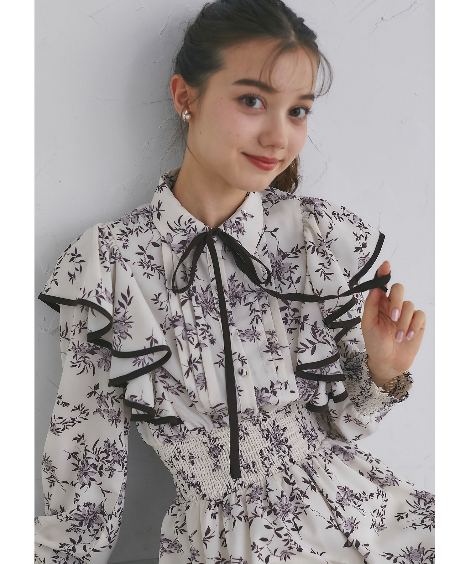 【楽天市場】リボン付きフリル×シャーリングフラワープリントシャツワンピース【lila リラ】tocco closet(トッコクローゼット) ブラック ワイン 商品番号：6-190343：tocco