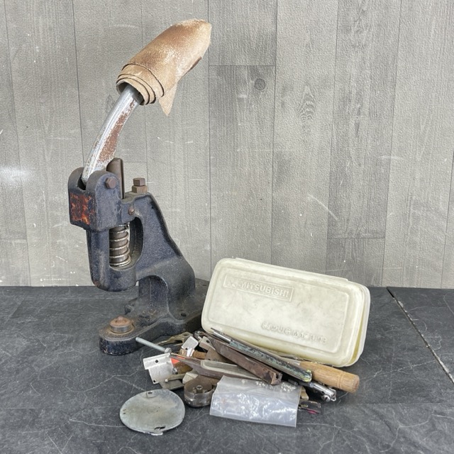 【楽天市場】小型 ハンドプレス機 【中古】 レザークラフト カシメ ハトメ 工具 おまけ工具付き/57035：urica楽天市場店