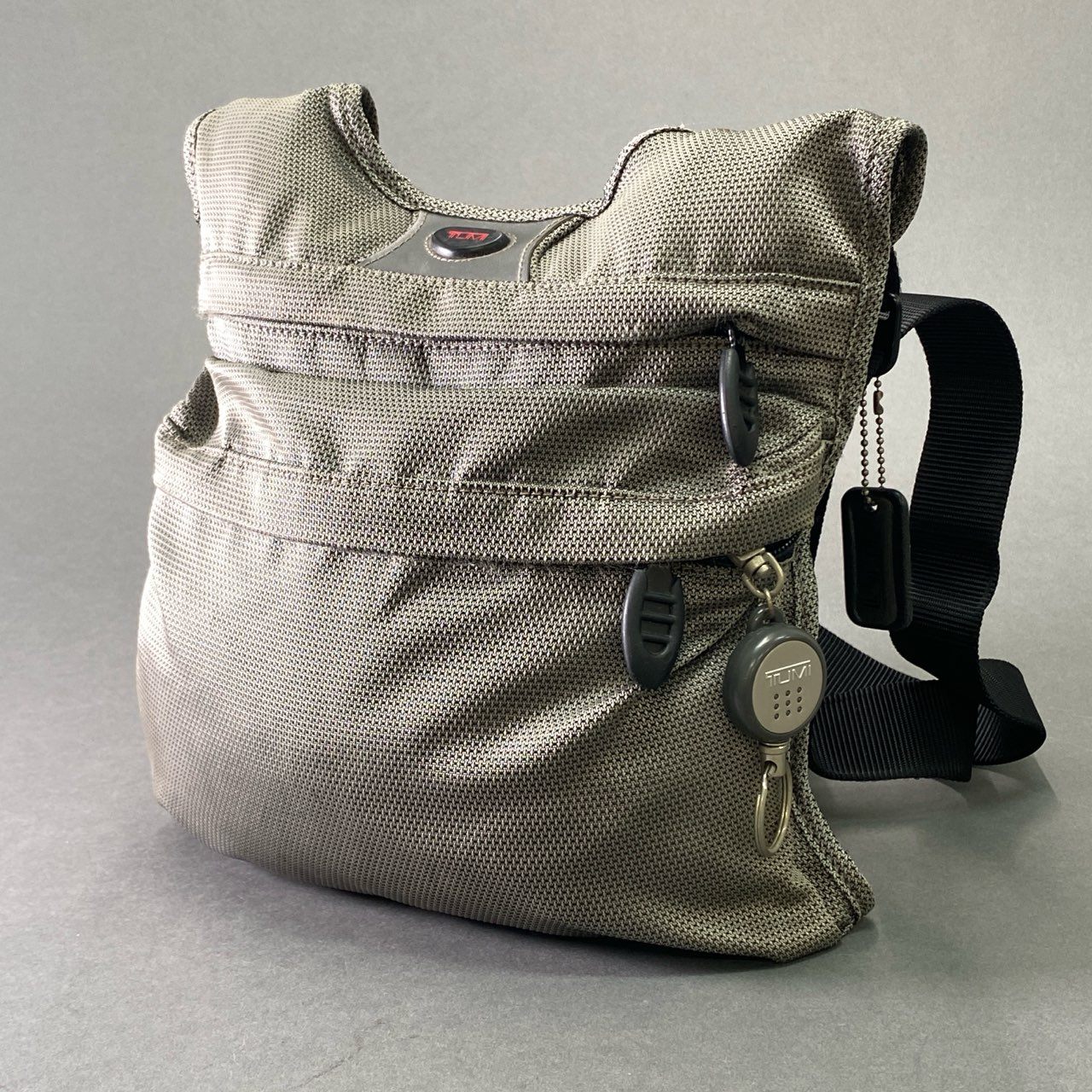 【楽天市場】TUMI トゥミ Y2K ショルダーバッグ ワイヤーリール キーホルダー付き 534PW グレー ヴィンテージ カバン メンズ 【中古】：バリューストック