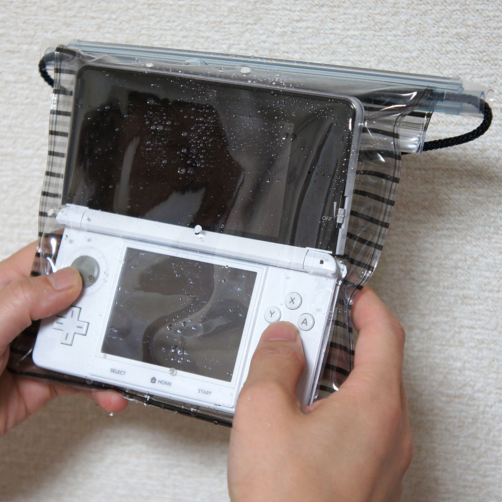 【楽天市場】【メール便OK】【ニンテンドーDS】【防水ポーチ】お風呂もOK! DS用 防水ケース ストライプBK【日本製】首掛けストラップ付き ...