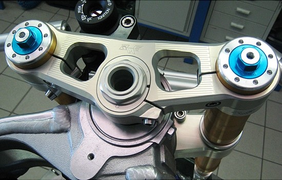 【楽天市場】Robby Moto Engineering ロビーモトエンジニアリング トリプルクランプ 特注 RSV4R APRC ...