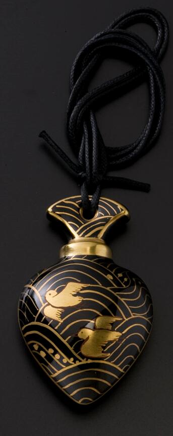 【楽天市場】香りペンダント フレグランスペンダント 伊万里焼 鍋島「黒釉金彩千鳥 大」【販売価格の半額】送料無料 香水 アロマ リラックス効果 ...