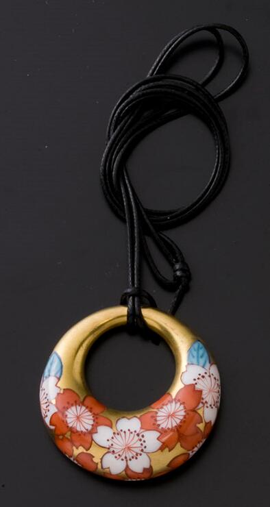 【楽天市場】香りペンダント フレグランスペンダント 伊万里焼 鍋島「金彩桜尽し三日月型」【販売価格の半額】送料無料 香水 アロマ リラックス ...