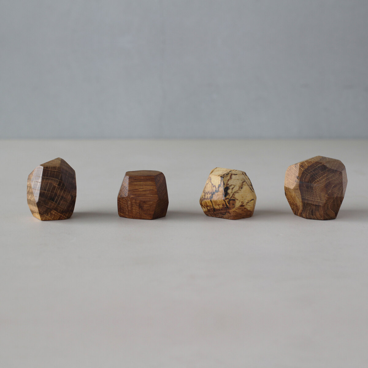 【楽天市場】【ポイント5倍】RetRe 虫喰いのマグネット 4個入り マグネット カードスタンド 富山県産 虫喰い楢 ネオジウム磁石 リツリ ...