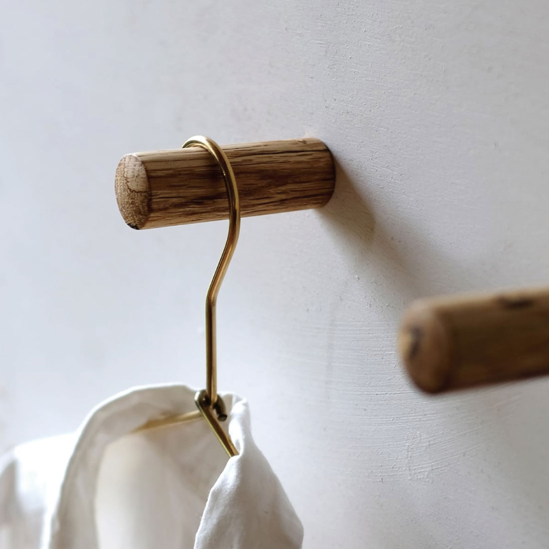 【楽天市場】RetRe 虫喰いの壁掛け時計 / 丸棒 ウォールフック 壁掛けフック 富山県産 ナラ 虫喰い楢 リツリ：ZUIUN